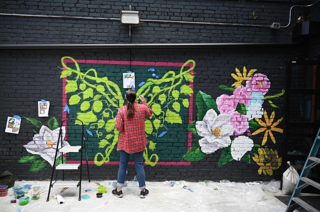Augusta University art students design mural for local business – Jagwire